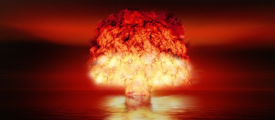 What is the name of the US-led project that developed the atomic bomb?