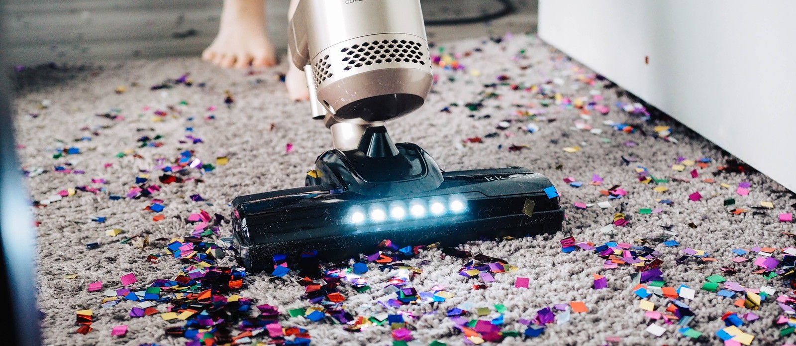 Who is most widely credited with the invention of the vacuum cleaner?